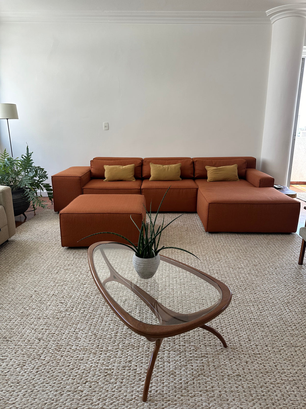 Sofá "Composé" com Chaise e Pufe - Cremme — BossaNossaCasa