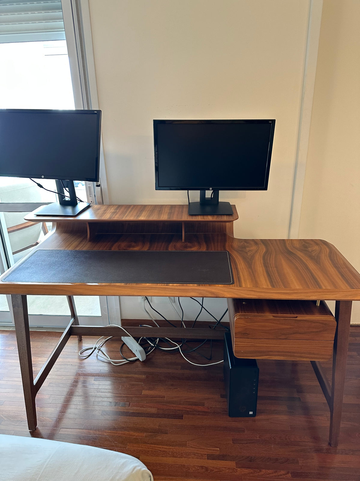 Escrivaninha "Wave" - Ovoo — BossaNossaCasa