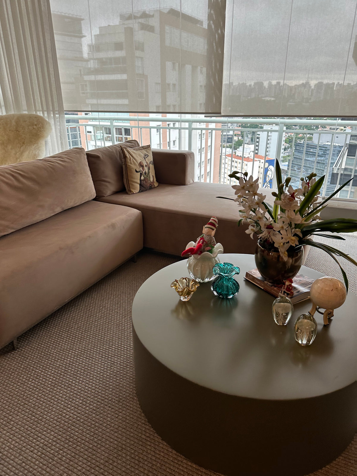 Sofá de 2 Lugares e Chaise — BossaNossaCasa