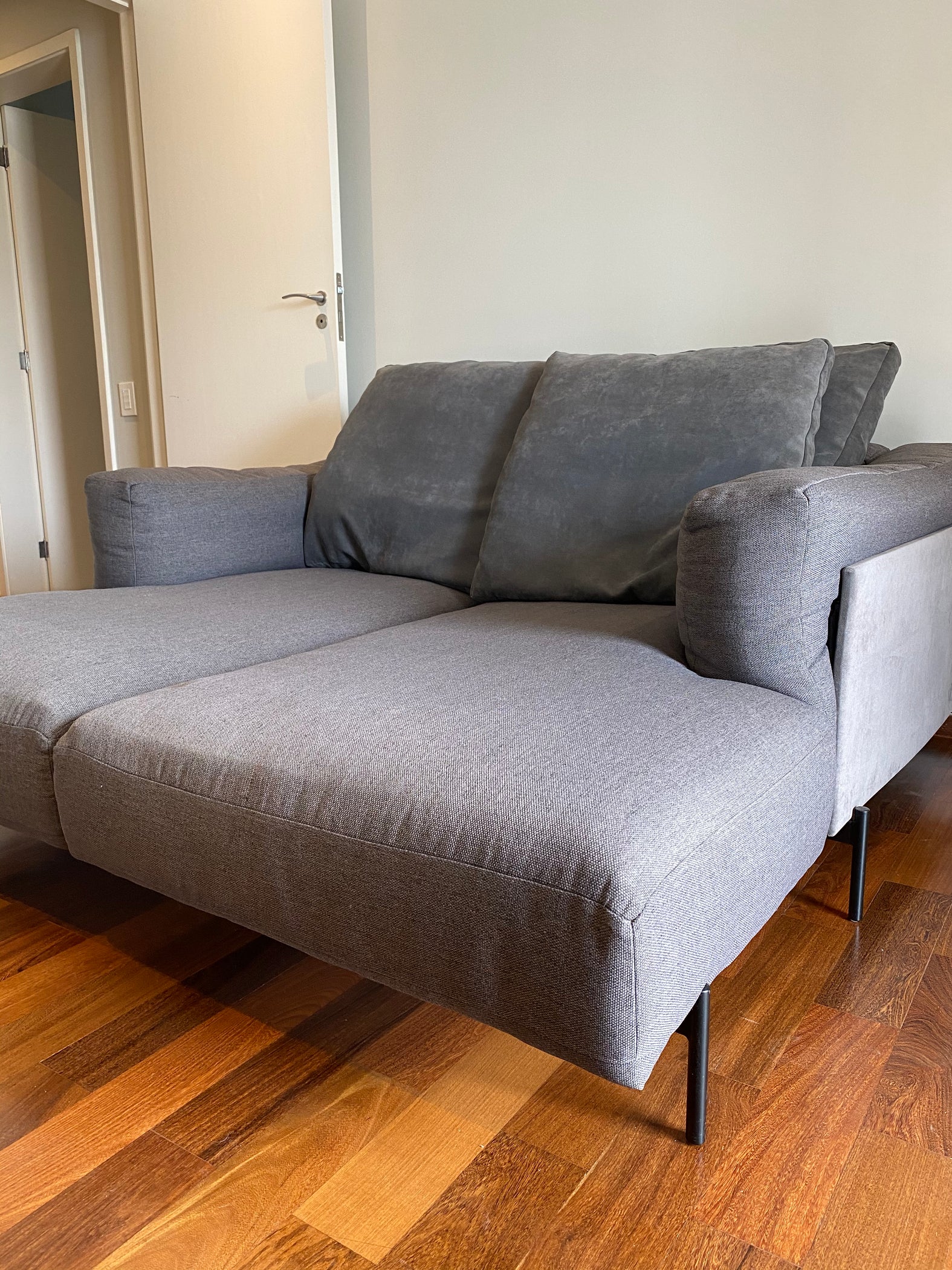 Sofá "Dock Especial" - Guilherme Wentz para Decameron — BossaNossaCasa